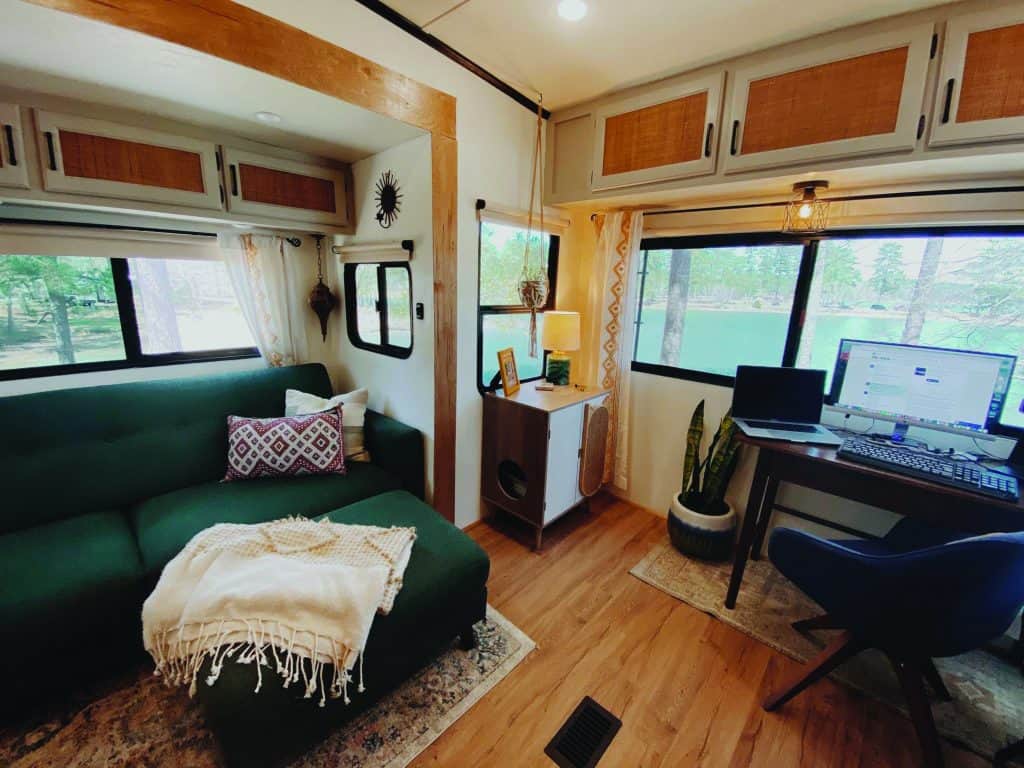 13 Workspaces to Inspire Digital Nomads: Mobile Office Van & RV ...